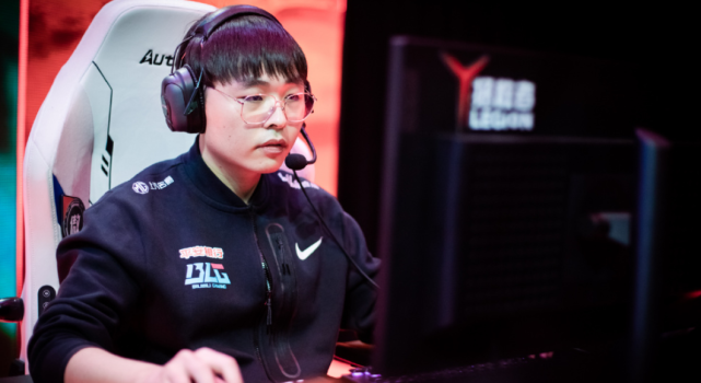 RNG不敌V5，Breathe惨遭质疑！粉丝吐槽：选个奥恩或猪妹躺赢吧_腾讯新闻