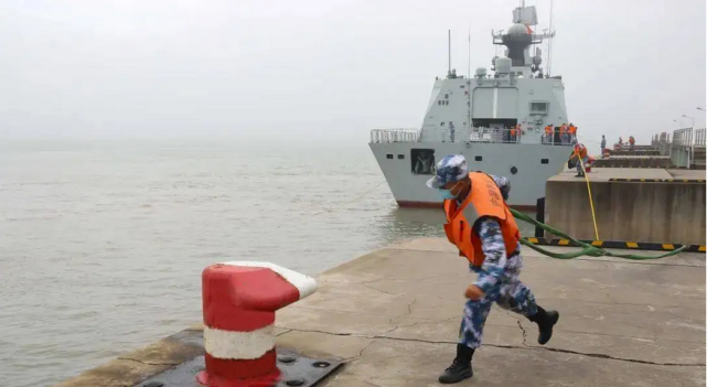 522“资阳”舰服役：沪东等船厂在两年内，下水10艘054A型护卫舰_腾讯新闻