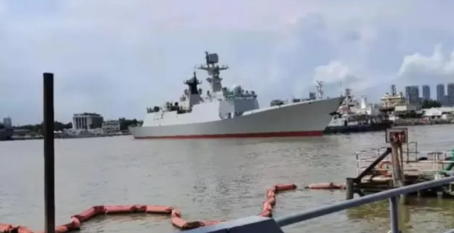 522“资阳”舰服役：沪东等船厂在两年内，下水10艘054A型护卫舰_腾讯新闻