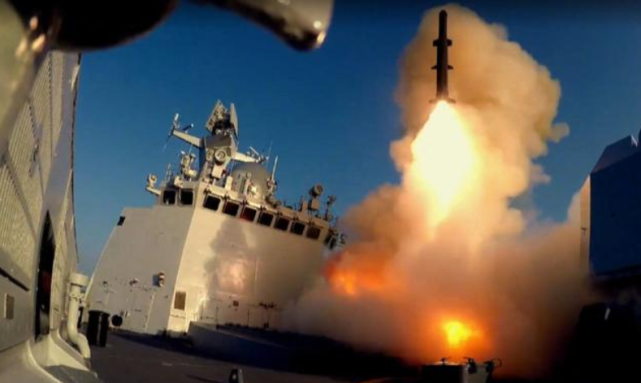 522“资阳”舰服役：沪东等船厂在两年内，下水10艘054A型护卫舰_腾讯新闻