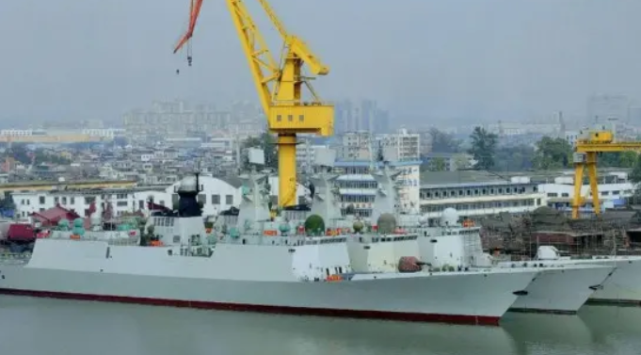 522“资阳”舰服役：沪东等船厂在两年内，下水10艘054A型护卫舰_腾讯新闻
