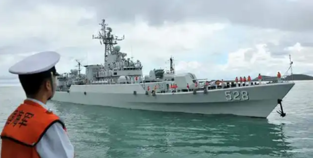 566怀化舰出现在钓鱼岛附近海域，堪称053H3型护卫舰的高光时刻_腾讯新闻