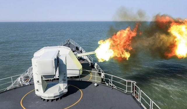 566怀化舰出现在钓鱼岛附近海域，堪称053H3型护卫舰的高光时刻_腾讯新闻