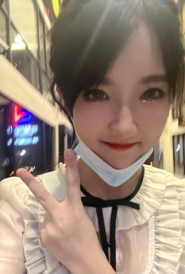 LPL解说席新面孔惊艳全场，女解说Mage初亮相好评如潮！_腾讯新闻