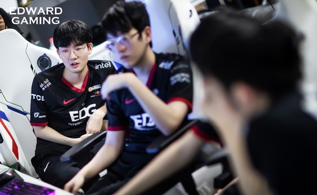 EDG危！V5夏季赛首次完全体阵容出战，将继续保持不败金身？_腾讯新闻