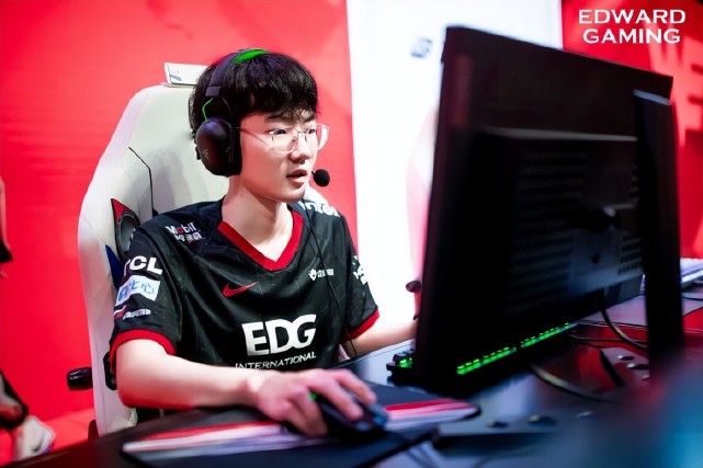 EDG不敌V5后，官博沦陷！粉丝嘲讽：Scout飞机这么臭，还一直选？_腾讯新闻