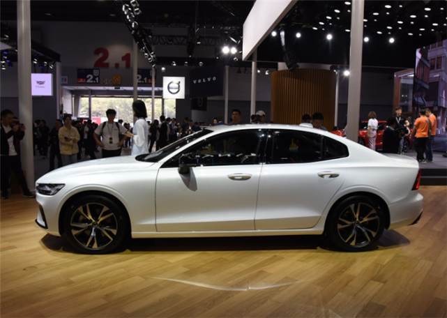 二线豪华品牌PK，沃尔沃S60对比捷豹XEL，如何选择一目了然_腾讯新闻