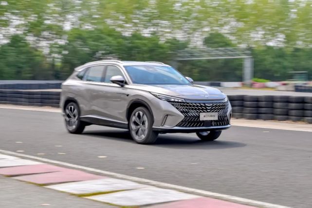 试驾第三代荣威eRX5，PHEV真的不如比亚迪DM-i？_腾讯新闻