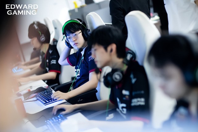 LNG大战EDG：Ale重回首发，Jiejie和潘大厨纷纷沦为替补！_腾讯新闻