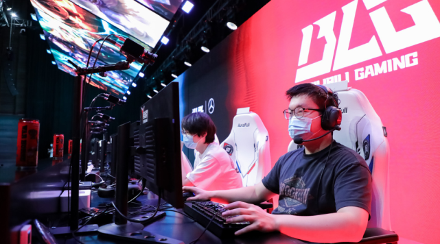 Rookie塞拉斯立功！V5双杀BLG，Doggo虽败犹荣_腾讯新闻