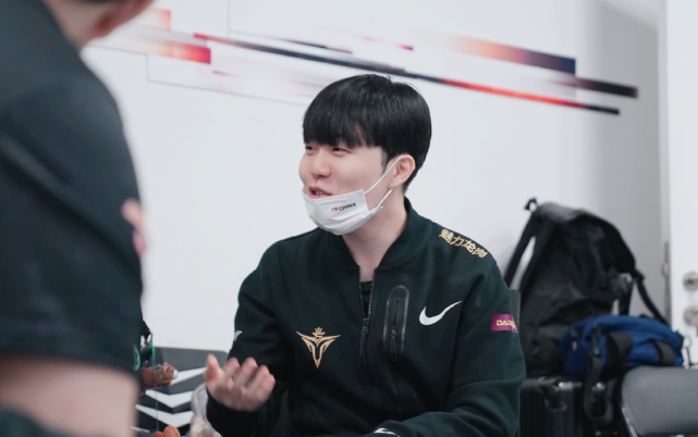 Rookie塞拉斯立功！V5双杀BLG，Doggo虽败犹荣_腾讯新闻