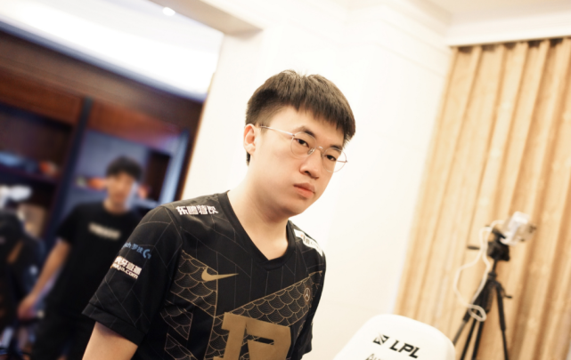 RNG冲击复活甲，WE冲击首胜！这一天的LPL有点精彩_腾讯新闻