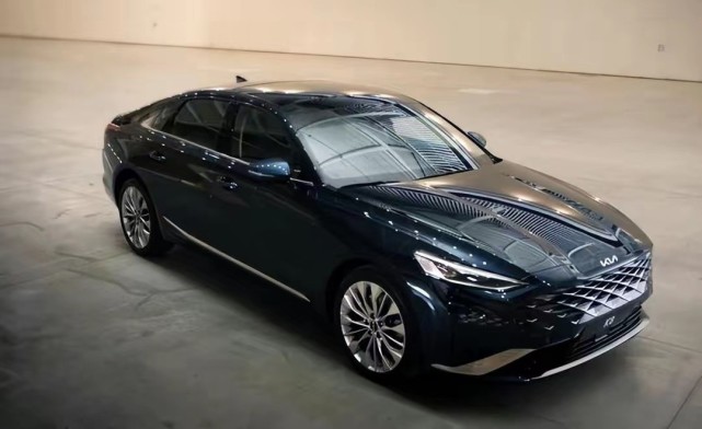 起亚全新K8海外亮相，V6引擎配超豪华内饰，奥迪A6也扛不住？_腾讯新闻