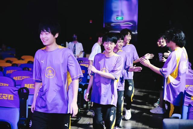 XYG零封WE，A组基本大结局：AG被“送”进季后赛，再赢一场就稳了_腾讯新闻