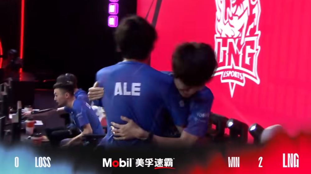 LNG战胜WBG后，Doinb跟阿乐相拥？惨遭网友吐槽：他太会演了！_腾讯新闻