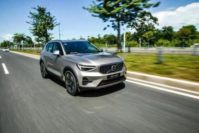 30万左右豪华品牌，2023款沃尔沃XC40对比奥迪Q3，怎么选？_腾讯新闻