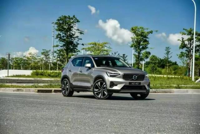 30万左右豪华品牌，2023款沃尔沃XC40对比奥迪Q3，怎么选？_腾讯新闻