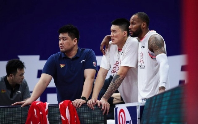 全球7万人打职业篮球，均薪4千块，CBA顶薪600万，NBA最低千万_腾讯新闻