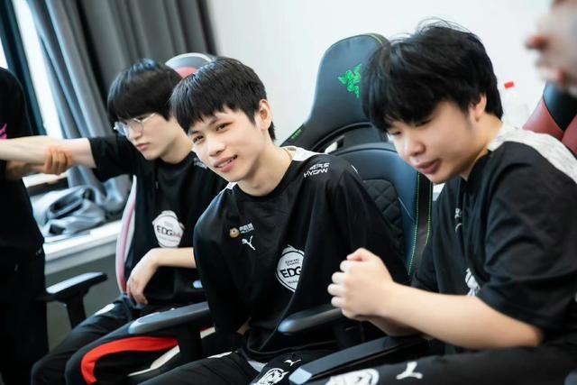 XYG摊上事了！对阵EDG.M海报直言“关门打狗”，万一输了就没脸了_腾讯新闻