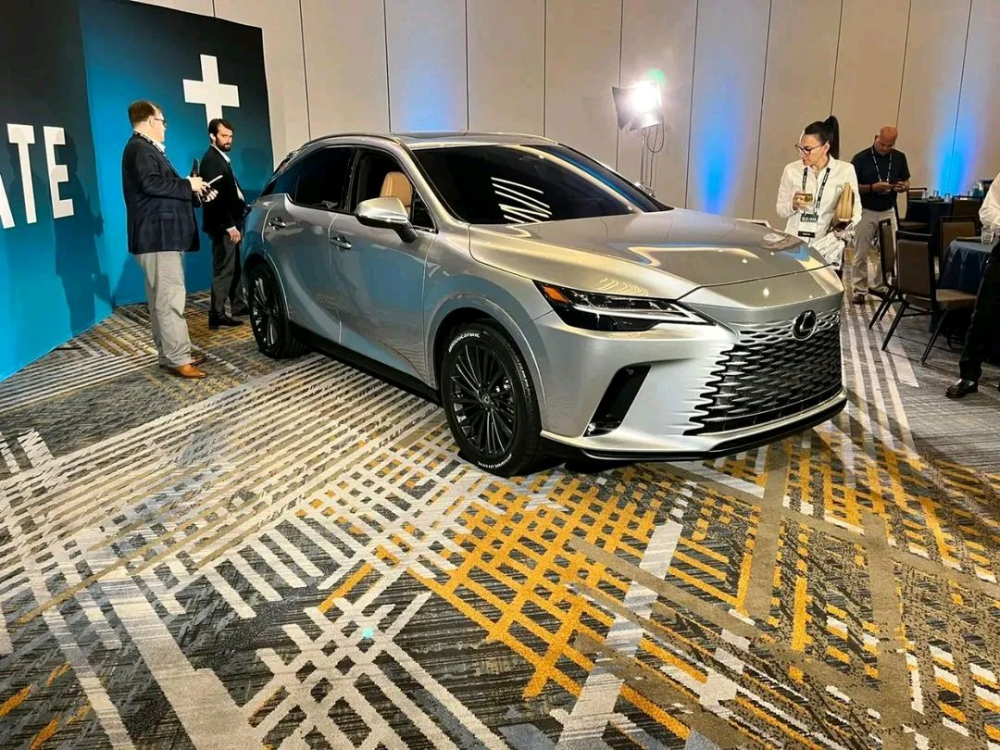 实拍新款雷克萨斯RX 2.4T＋8AT 还买宝马X5吗？_腾讯新闻