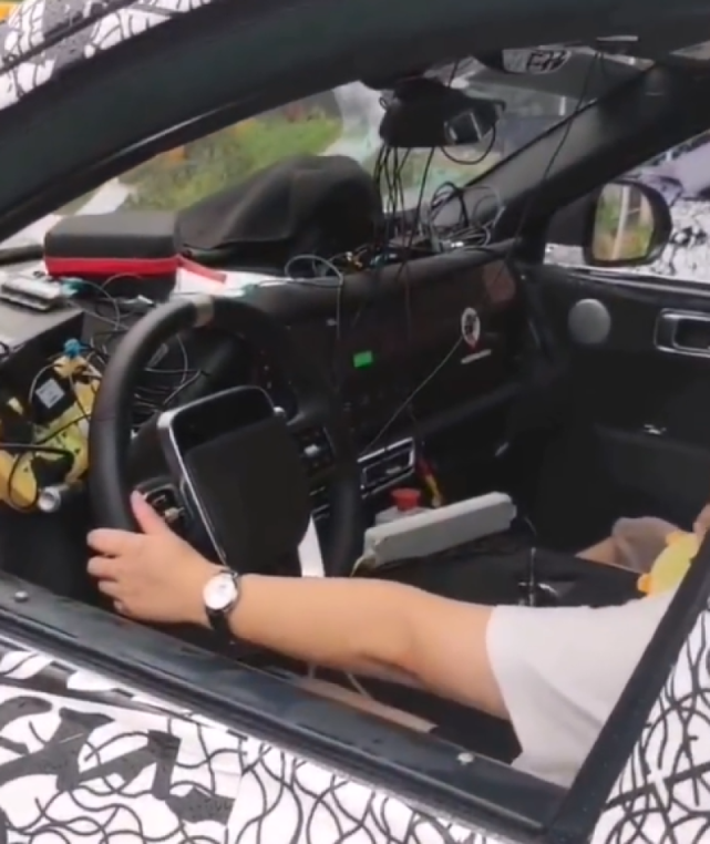 理想L8内饰谍照曝光，风格类似理想L9，配1.5T四缸发动机_腾讯新闻