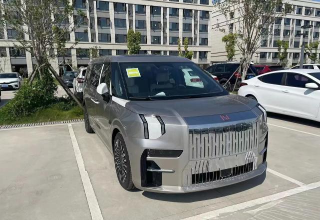 果断放弃GL8！极氪009实车现身，续航超700km，比劳斯莱斯还霸气_腾讯新闻