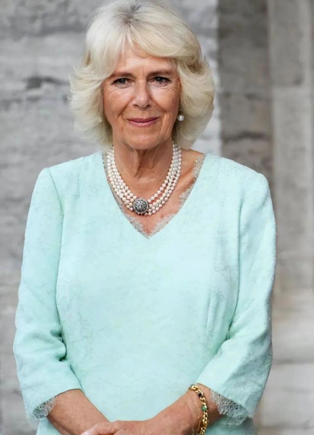英国的传奇王后卡米拉：从小三到正宫苦熬52年，终迎高光时刻腾讯新闻