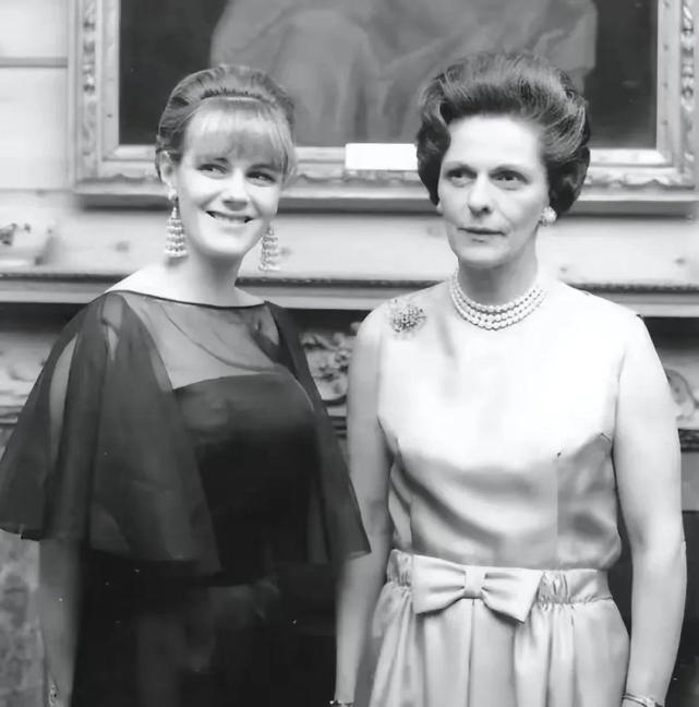 英国的传奇王后卡米拉：从小三到正宫苦熬52年，终迎高光时刻腾讯新闻