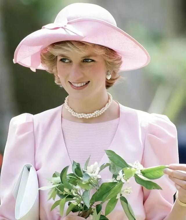 英国的传奇王后卡米拉：从小三到正宫苦熬52年，终迎高光时刻腾讯新闻
