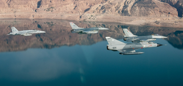 喜讯！巴基斯坦增购60架歼-10CE，将取代F-16成为巴空军的主力_腾讯新闻