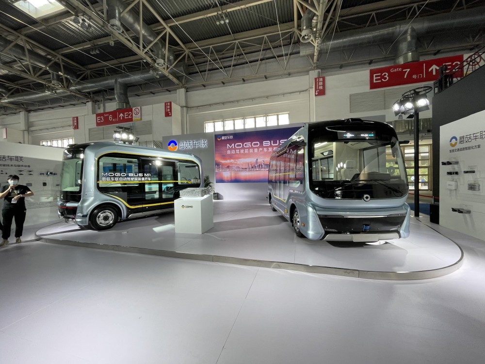 能合法上路的无人驾驶巴士！蘑菇车联发布MOGO BUS！_腾讯新闻
