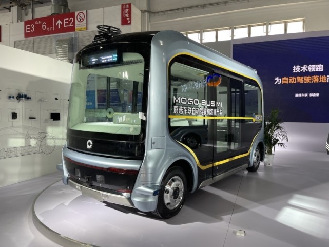 能合法上路的无人驾驶巴士！蘑菇车联发布MOGO BUS！_腾讯新闻