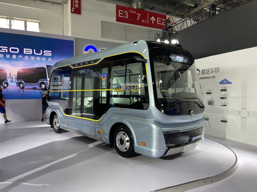能合法上路的无人驾驶巴士！蘑菇车联发布MOGO BUS！_腾讯新闻