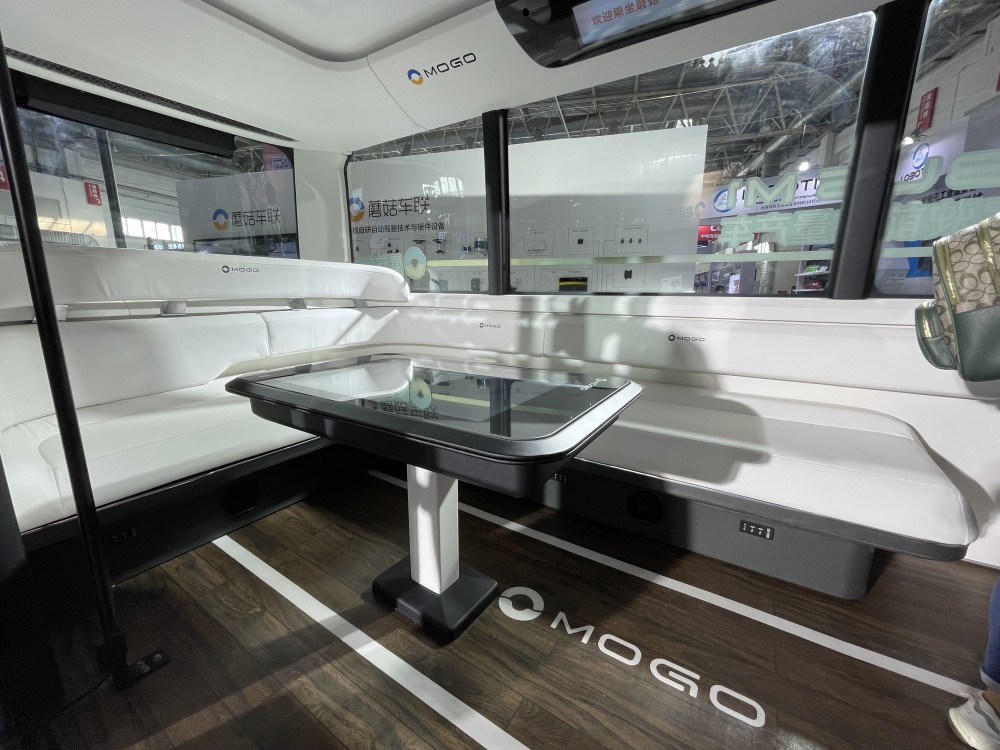 能合法上路的无人驾驶巴士！蘑菇车联发布MOGO BUS！_腾讯新闻
