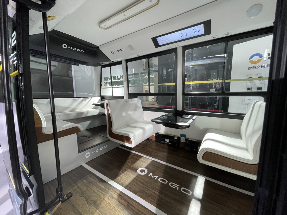 能合法上路的无人驾驶巴士！蘑菇车联发布MOGO BUS！_腾讯新闻