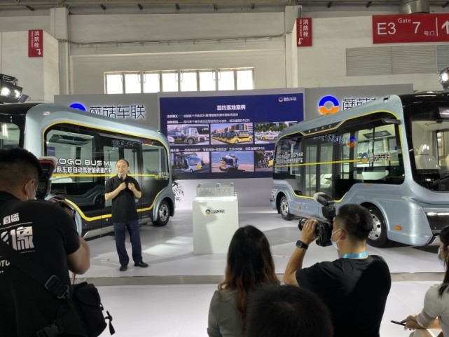 能合法上路的无人驾驶巴士！蘑菇车联发布MOGO BUS！_腾讯新闻