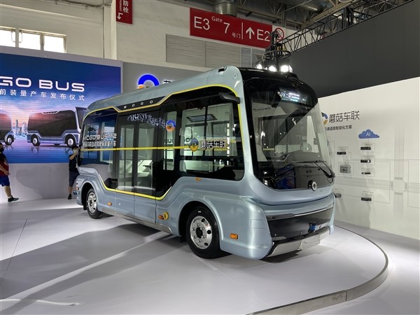 能合法上路的无人驾驶巴士！蘑菇车联发布MOGO BUS_腾讯新闻