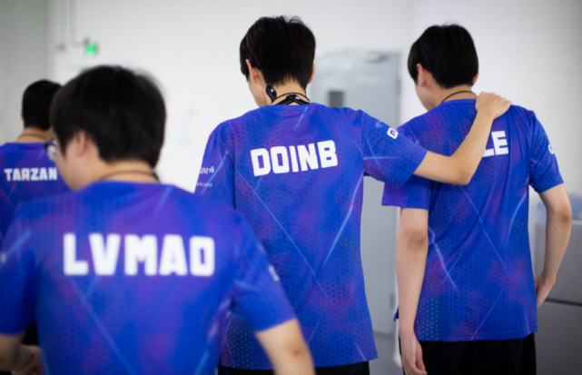 LBL焦点战来袭，FPX冠军ADC回归赛场，Doinb谈Uzi_腾讯新闻