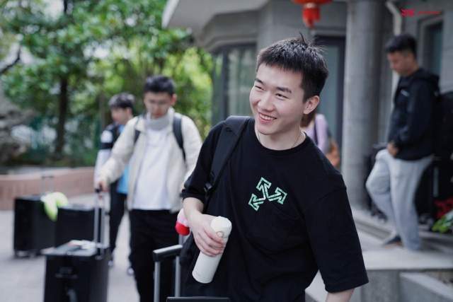 JDG财大气粗！12人团队出征S12世界赛，Missing身材格格不入_腾讯新闻