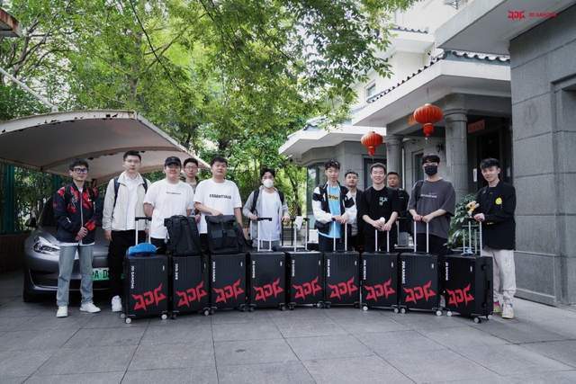 JDG财大气粗！12人团队出征S12世界赛，Missing身材格格不入_腾讯新闻