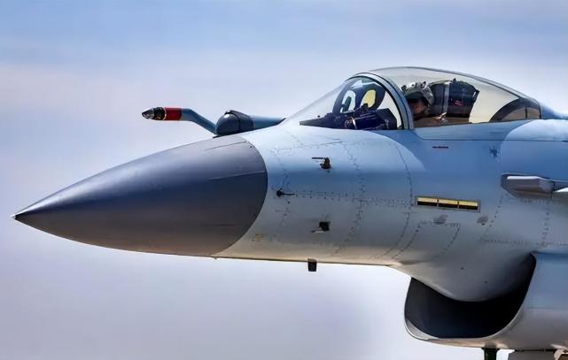 歼10C胜过F16V？美媒：歼10C是中国空军脊梁，可与F16V相媲美_腾讯新闻