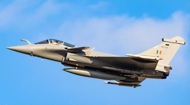 歼10C胜过F16V？美媒：歼10C是中国空军脊梁，可与F16V相媲美_腾讯新闻