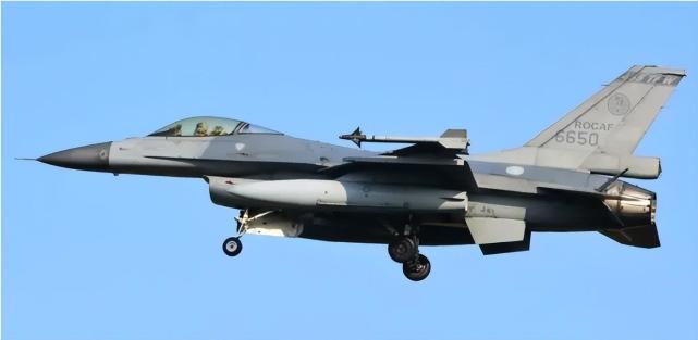 歼10C胜过F16V？美媒：歼10C是中国空军脊梁，可与F16V相媲美_腾讯新闻