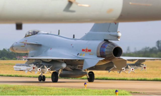 歼10C胜过F16V？美媒：歼10C是中国空军脊梁，可与F16V相媲美_腾讯新闻