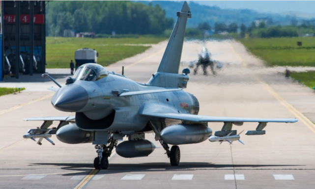 歼10C胜过F16V？美媒：歼10C是中国空军脊梁，可与F16V相媲美_腾讯新闻