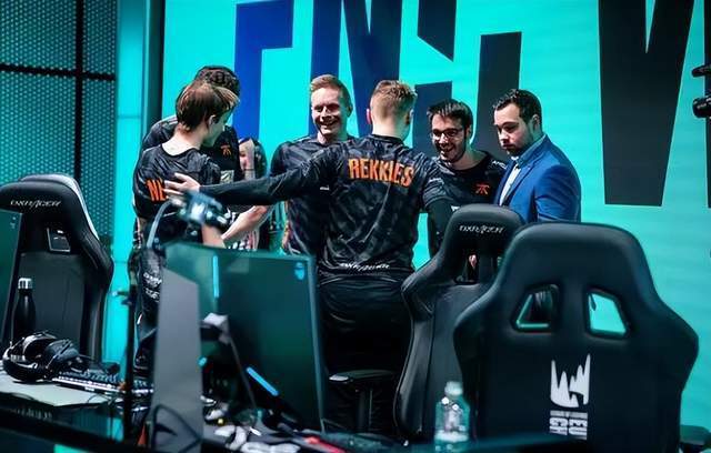 T1爆冷输给FNC，faker赛后再次嘴硬，直言是电脑出问题了_腾讯新闻