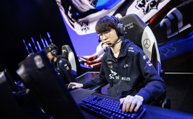 RNG惨遭T1零封！梦回S7？最让LPL粉丝担心的事开始发生_腾讯新闻