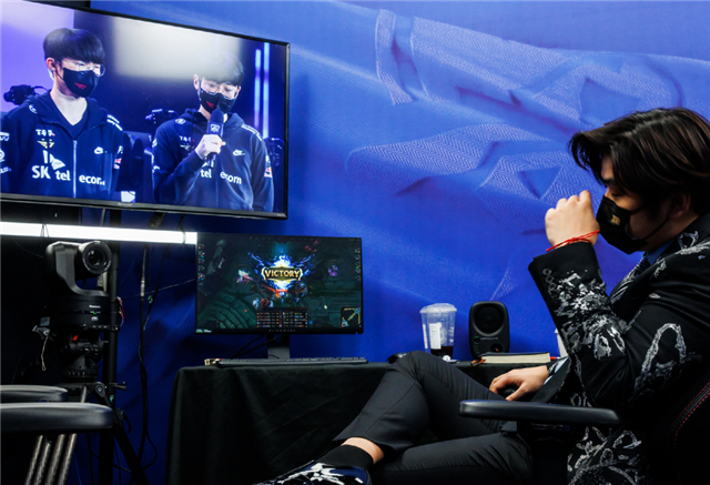 RNG淘汰4个落泪时刻，小虎跟faker击拳偏头，gala看着小吕布_腾讯新闻