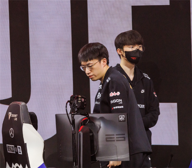 RNG淘汰4个落泪时刻，小虎跟faker击拳偏头，gala看着小吕布_腾讯新闻