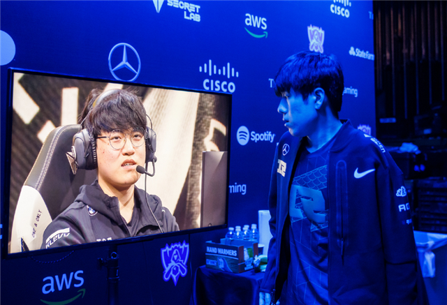 RNG淘汰4个落泪时刻，小虎跟faker击拳偏头，gala看着小吕布_腾讯新闻